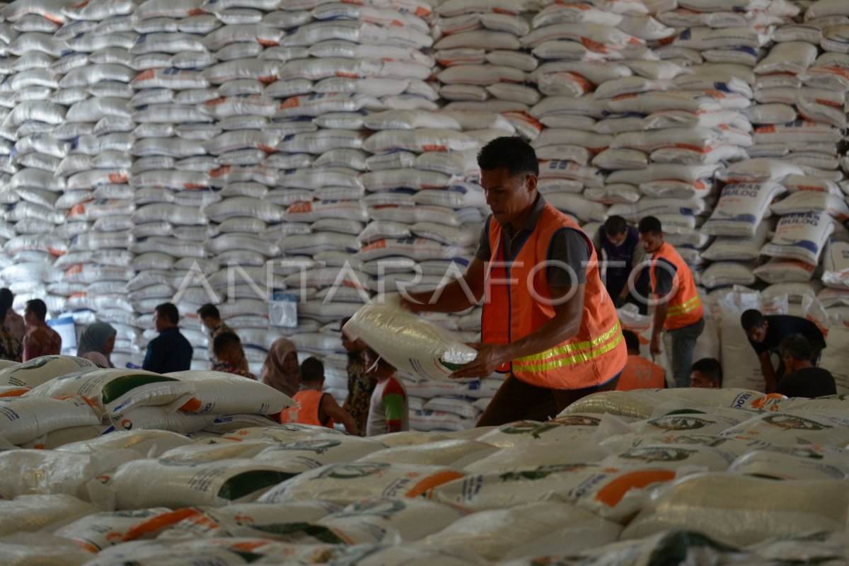 Penyaluran bantuan pangan beras tahun 2024 | ANTARA Foto Penyaluran bantuan pangan beras tahun 2024 | ANTARA Foto