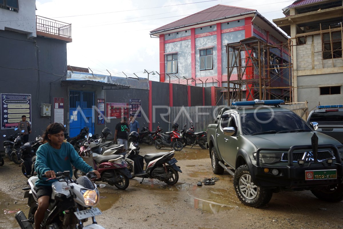 Puluhan napi kabur akibat ricuh di Lapas Sorong | ANTARA Foto Puluhan napi kabur akibat ricuh di Lapas Sorong | ANTARA Foto
