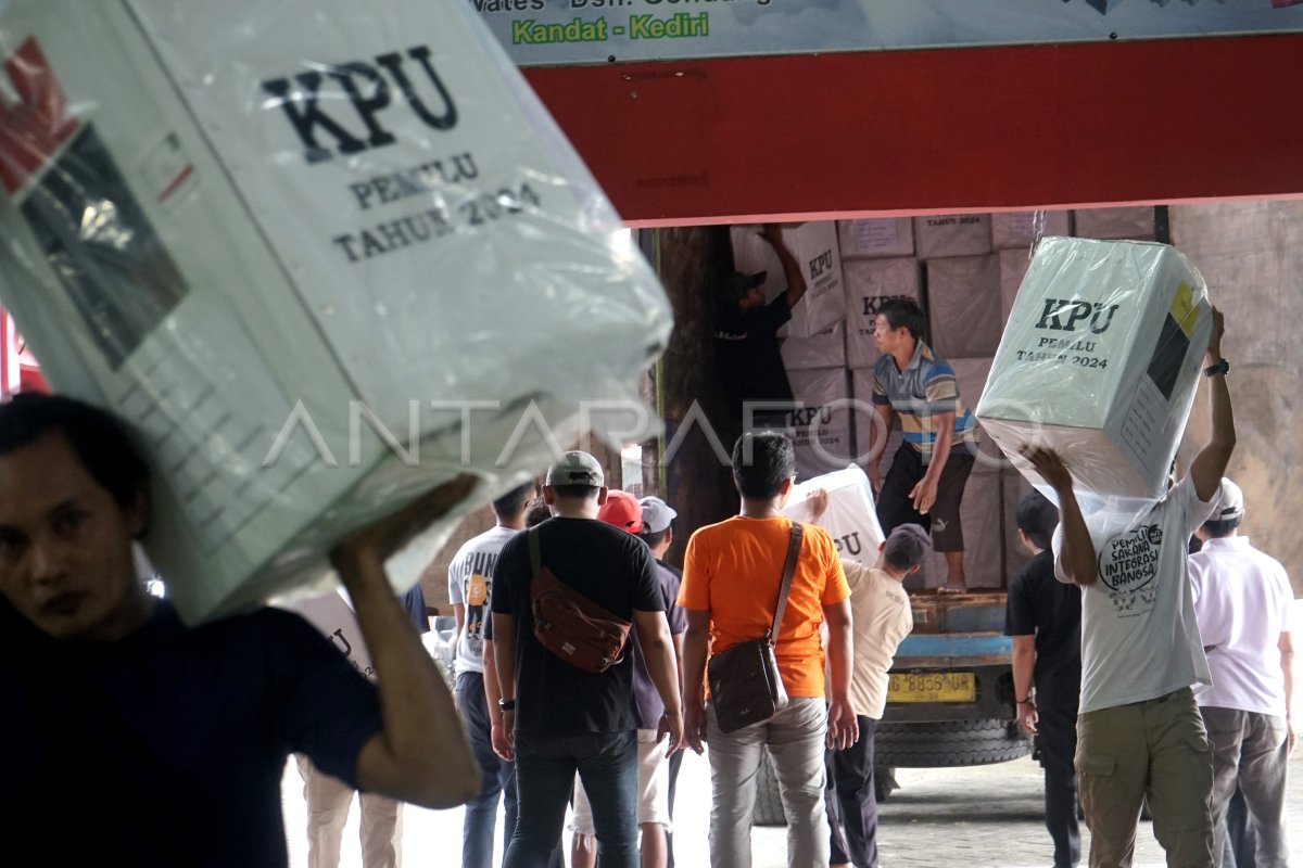 Distribusi logistik Pemilu 2024 di Tulungagung | ANTARA Foto