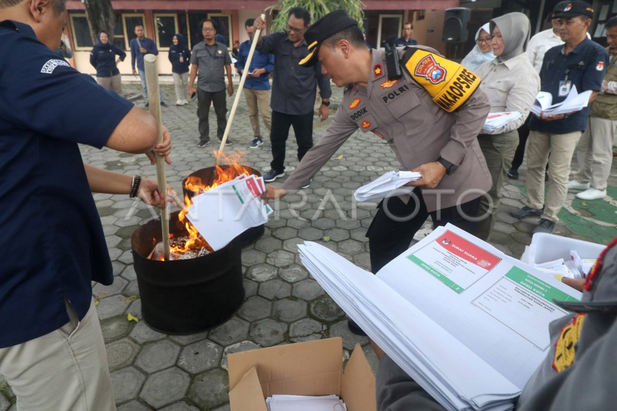 Pemusnahan surat suara rusak di Kota Kediri | ANTARA Foto