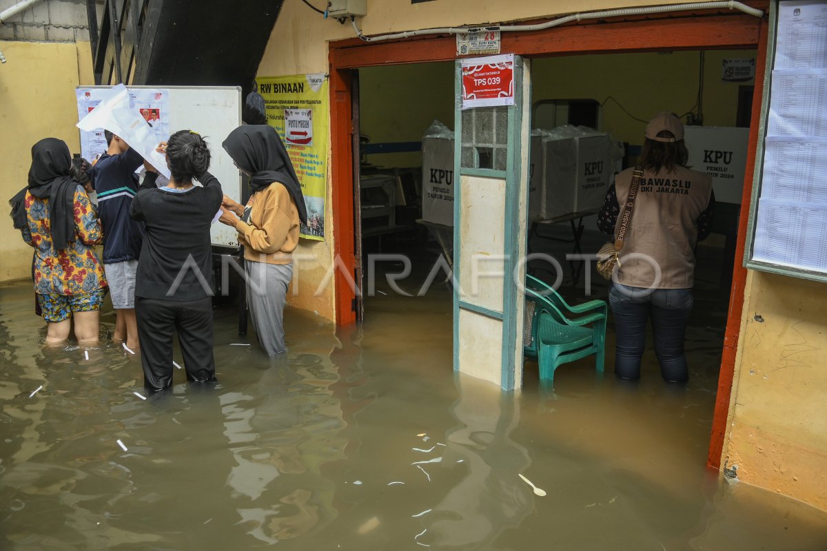 TPS terendam banjir di Jakarta | ANTARA Foto
