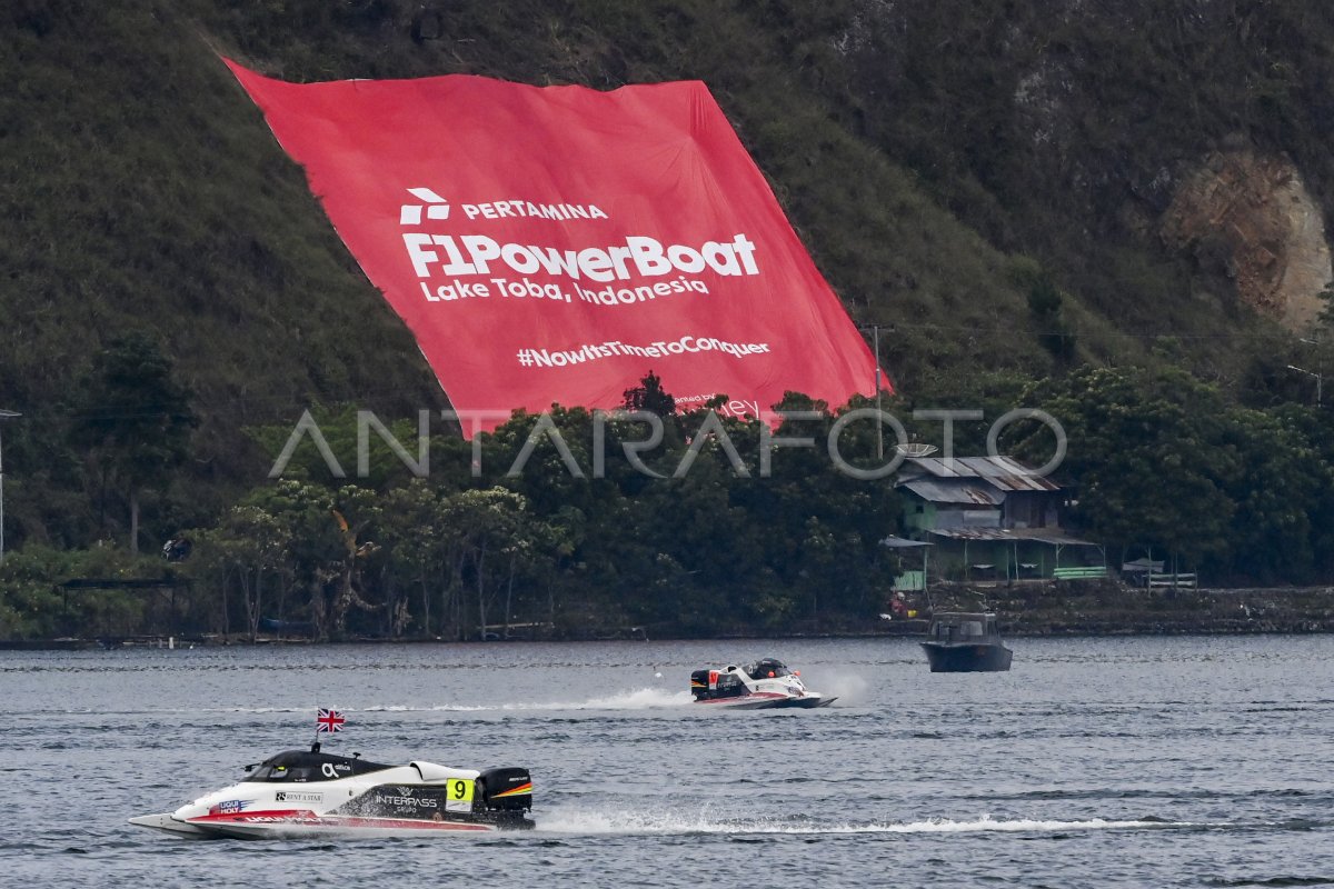 Kejuaraan Dunia F1 Powerboat Seri Danau Toba 2024 | ANTARA Foto
