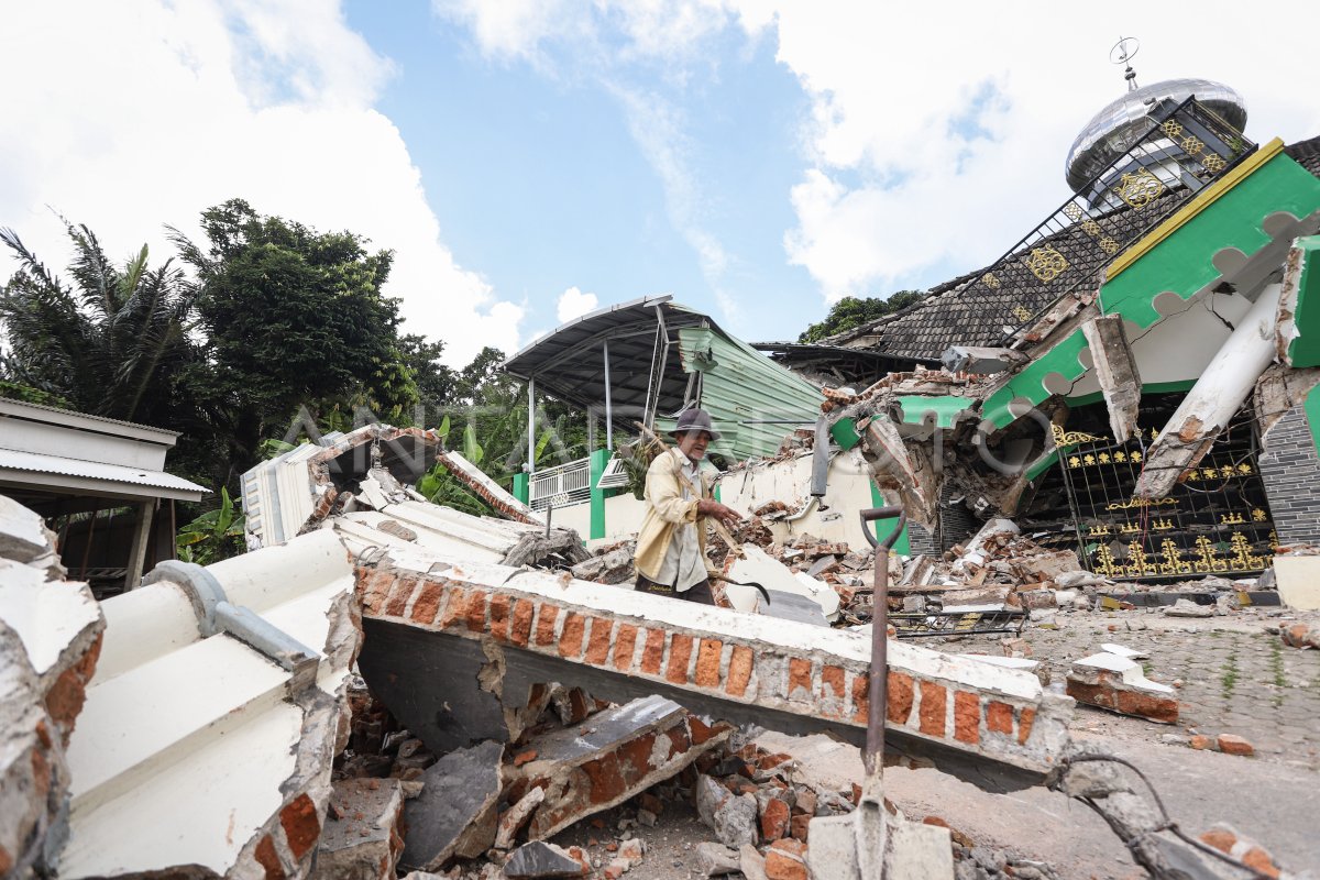 Kerusakan akibat gempa bumi di Pulau Bawean | ANTARA Foto Kerusakan akibat gempa bumi di Pulau Bawean | ANTARA Foto