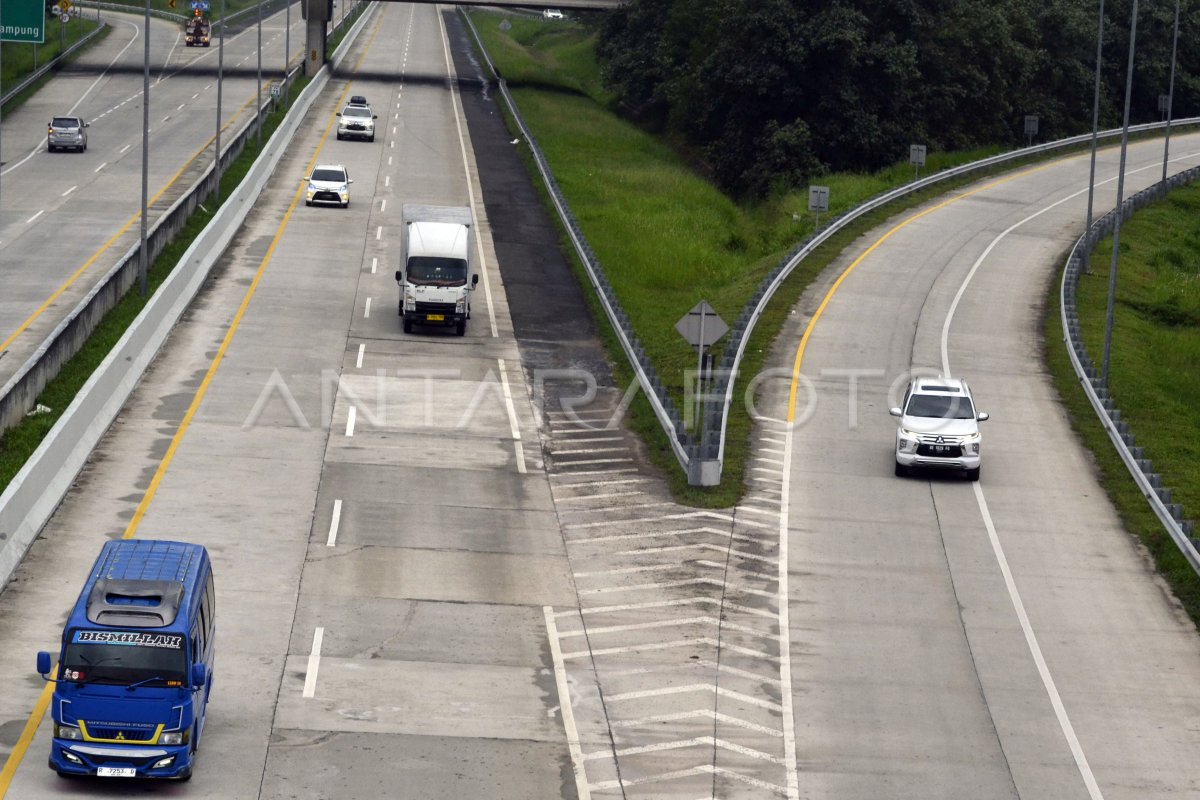 Arus mudik di jalan tol Lampung | ANTARA Foto
