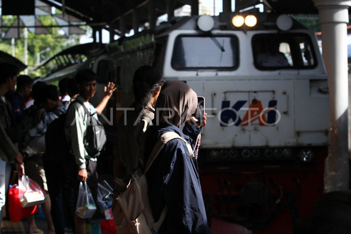 Penumpang kereta api di KAI Daop 8 Surabaya | ANTARA Foto
