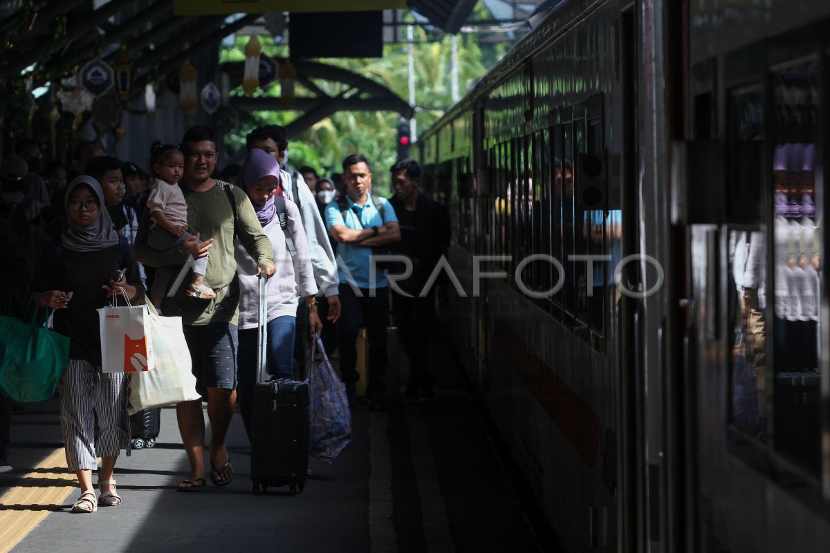 Penumpang kereta api di KAI Daop 8 Surabaya | ANTARA Foto