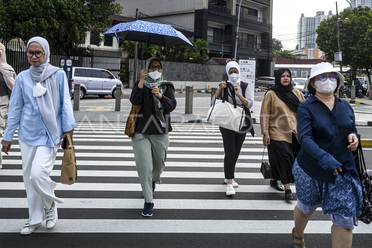 Hari pertama kerja usai libur lebaran di Jakarta | ANTARA Foto Hari pertama kerja usai libur lebaran di Jakarta | ANTARA Foto