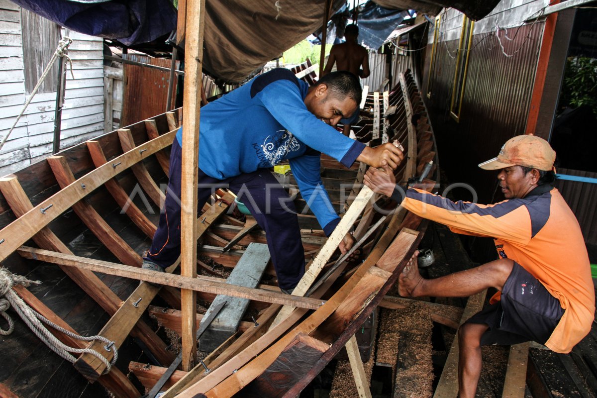 Pembuatan perahu tradisional di Palangka Raya | ANTARA Foto