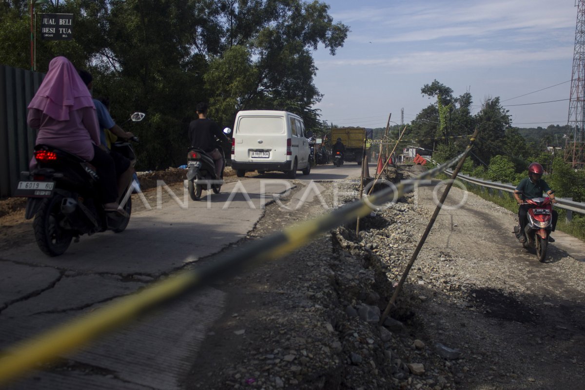Jalan raya Loji, Karawang, amblas | ANTARA Foto