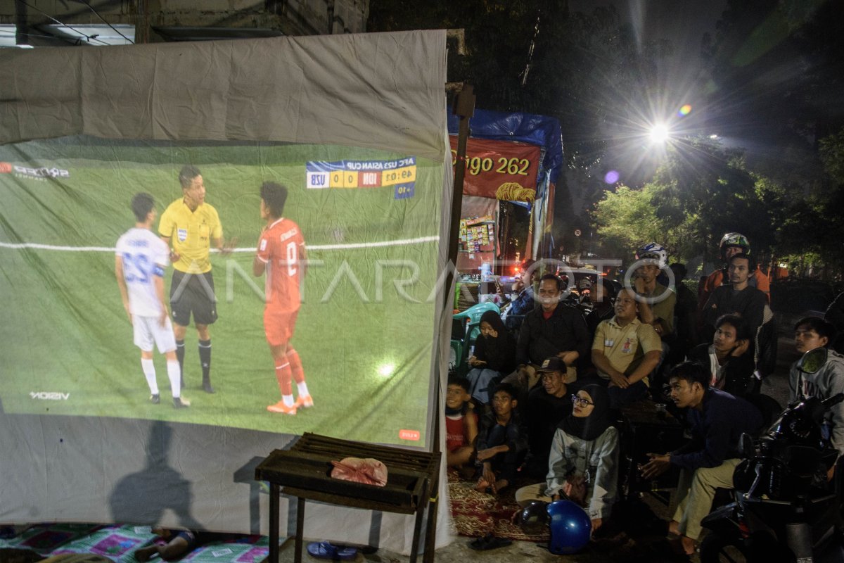 Warga nonton bareng Timnas Indonesia di Bandung | ANTARA Foto Warga nonton bareng Timnas Indonesia di Bandung | ANTARA Foto