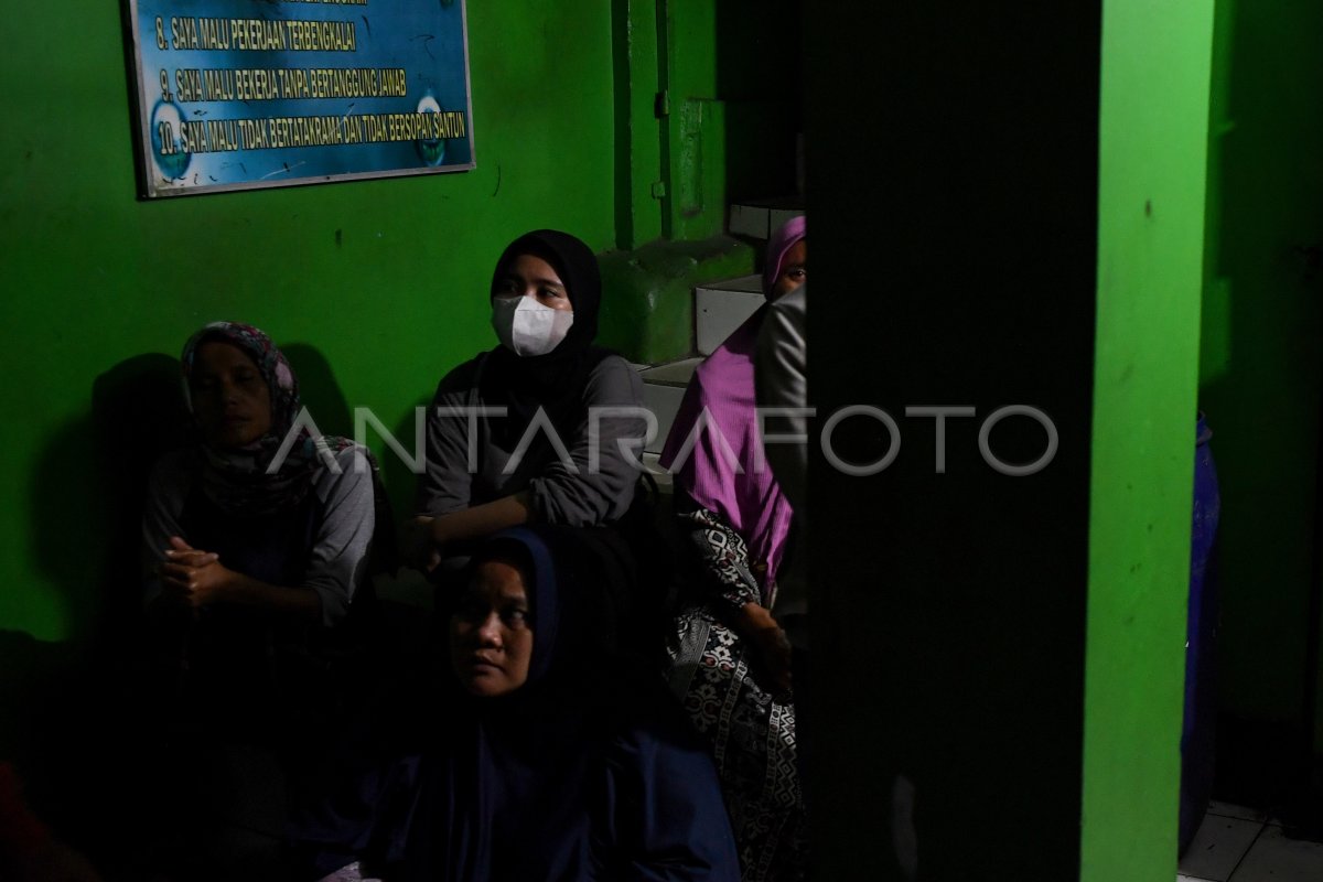 Keluarga korban kecelakaan bus datangi SMK Lingga Kencana | ANTARA Foto