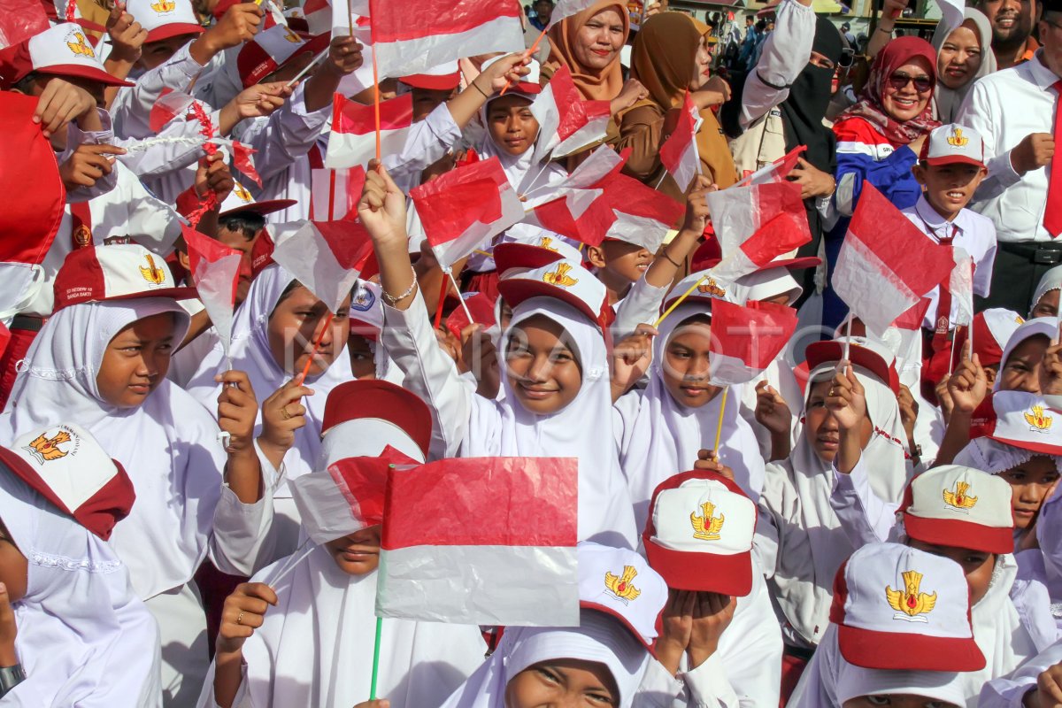 Gerakan Pembagian 10 juta Bendera Merah Putih 2024 | ANTARA Foto Gerakan Pembagian 10 juta Bendera Merah Putih 2024 | ANTARA Foto