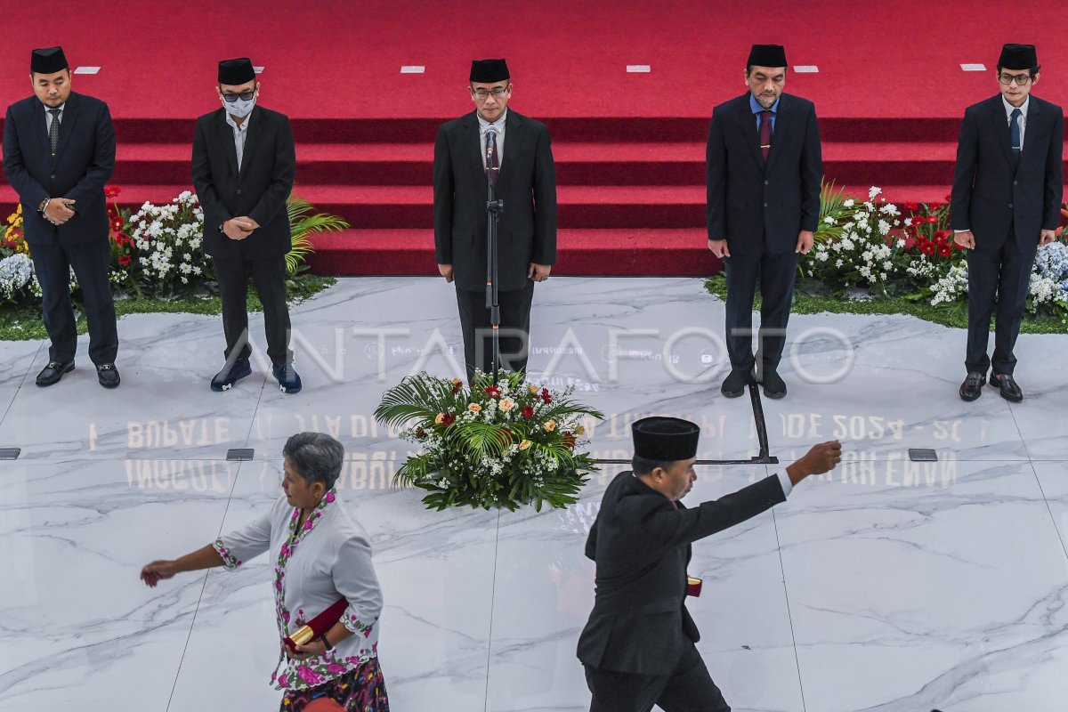Pelantikan anggota KPU Kabupaten/Kota Provinsi Jawa Timur | ANTARA Foto Pelantikan anggota KPU Kabupaten/Kota Provinsi Jawa Timur | ANTARA Foto