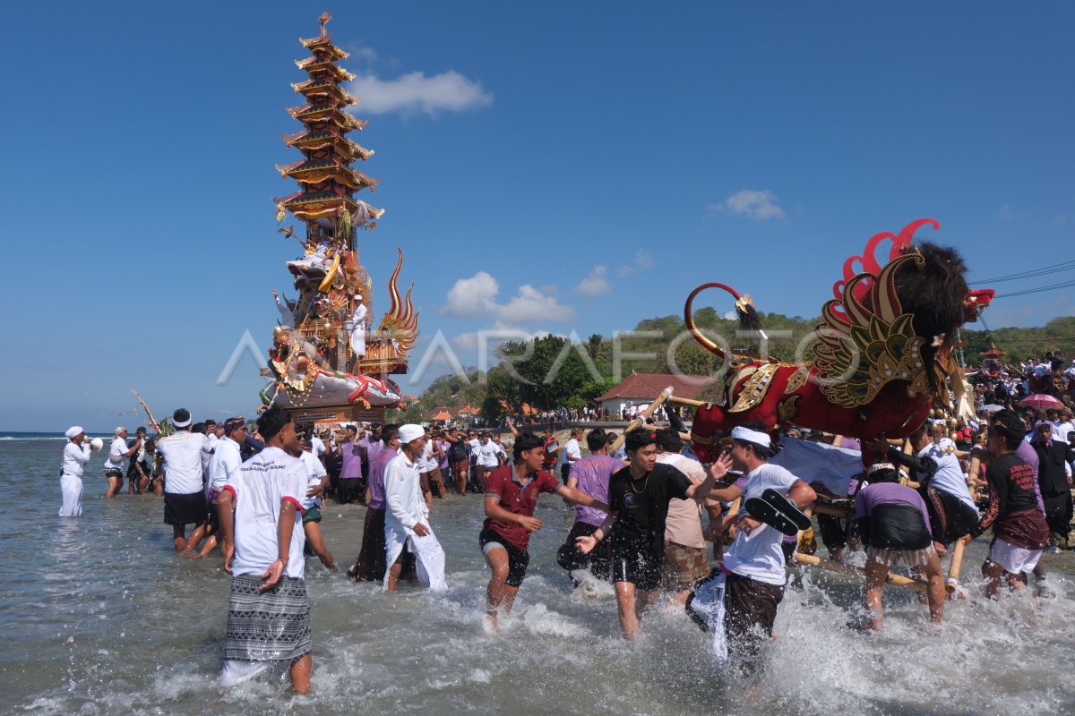 Upacara Ngaben massal di Nusa Penida Bali | ANTARA Foto