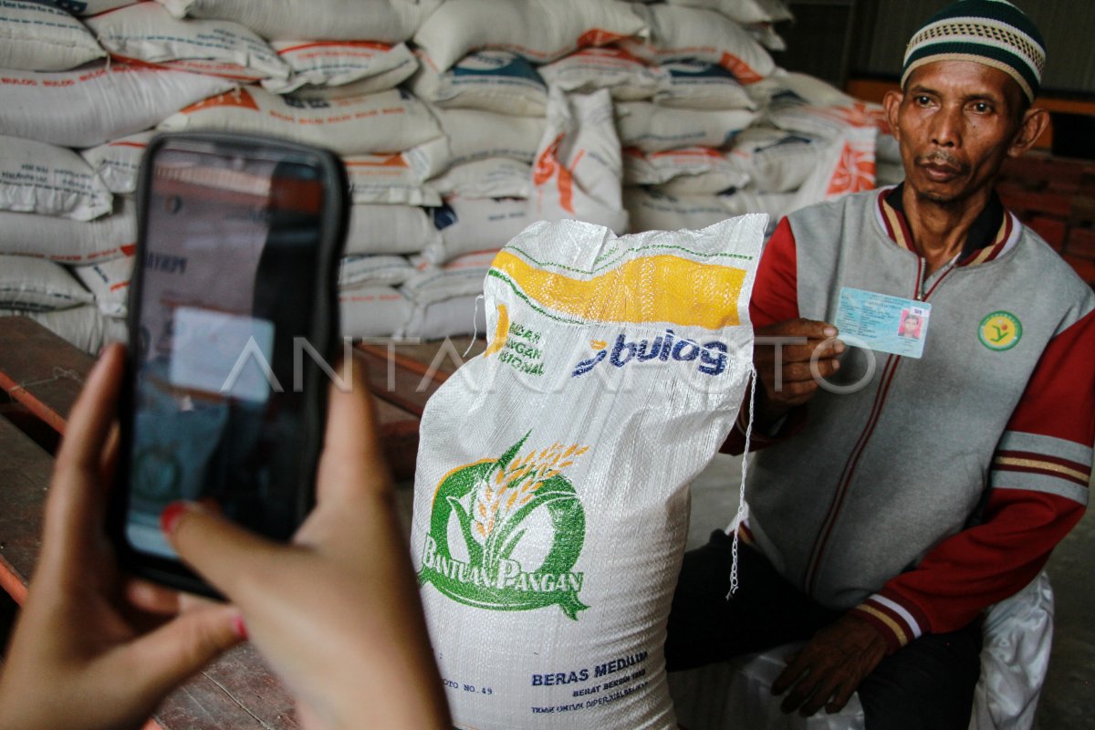 Penyaluran bantuan pangan beras di Palangka Raya | ANTARA Foto Penyaluran bantuan pangan beras di Palangka Raya | ANTARA Foto