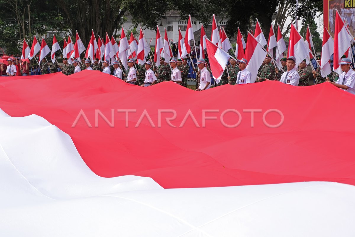 Kirab dan pembentangan bendera merah putih | ANTARA Foto