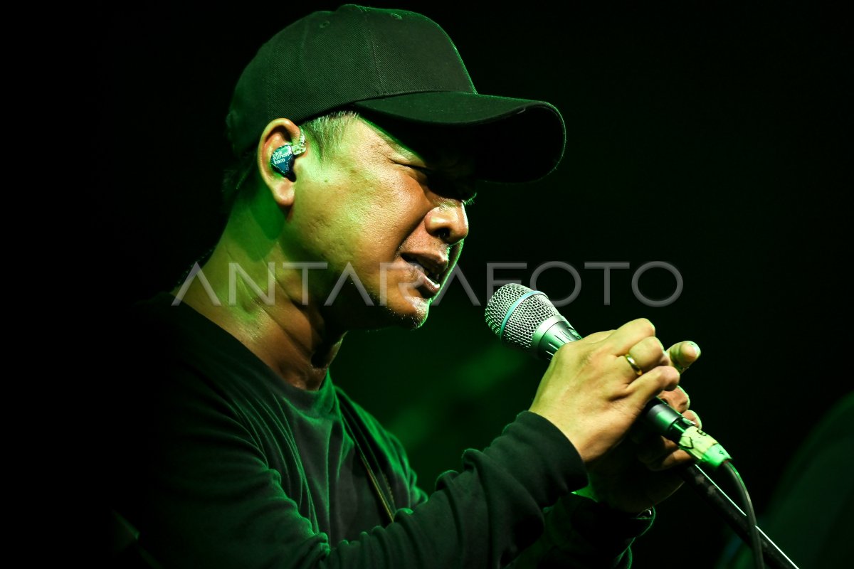 Konser kolaborasi Barasuara dan Efek Rumah Kaca | ANTARA Foto