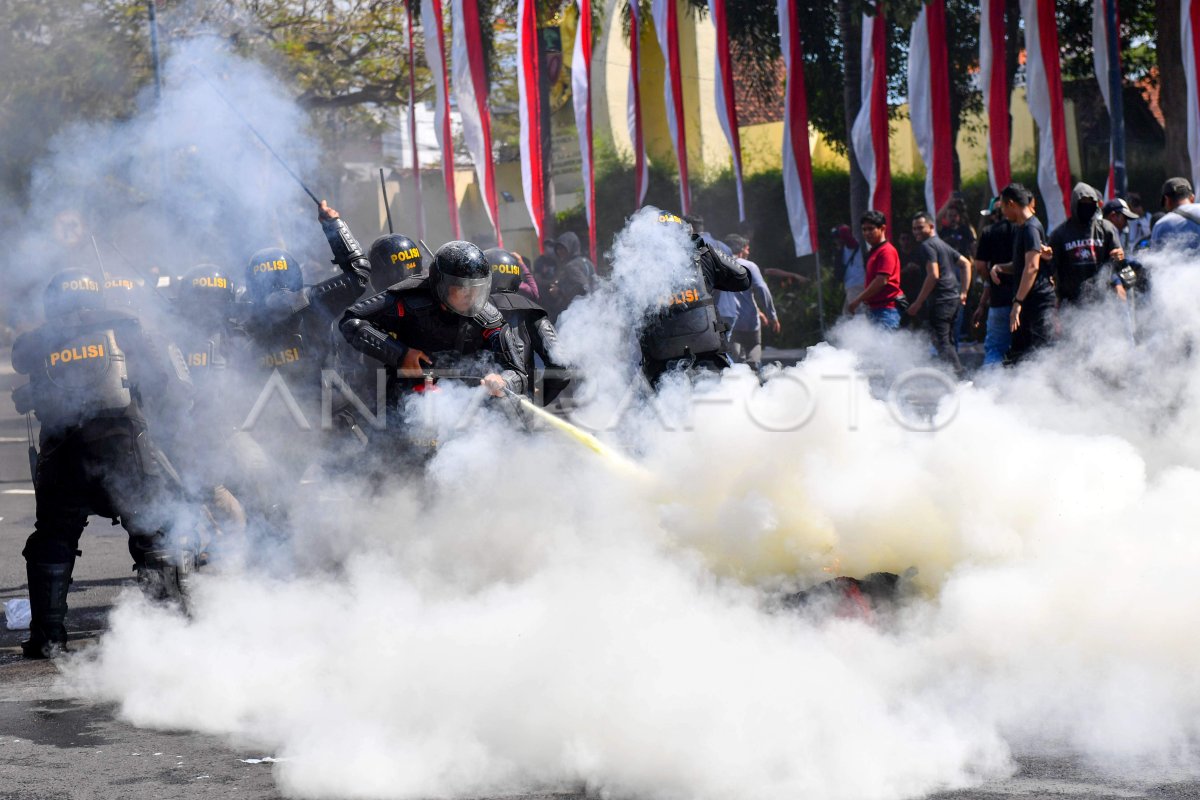 Peragaan Sispamkota Jelang Pilkada 2024 | ANTARA Foto