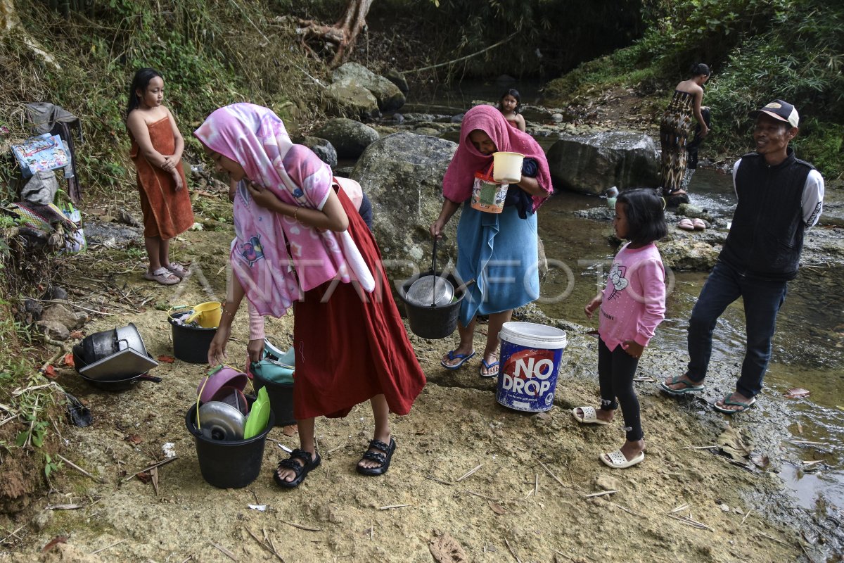 Warga manfaatkan air sungai di musim kemarau | ANTARA Foto Warga manfaatkan air sungai di musim kemarau | ANTARA Foto