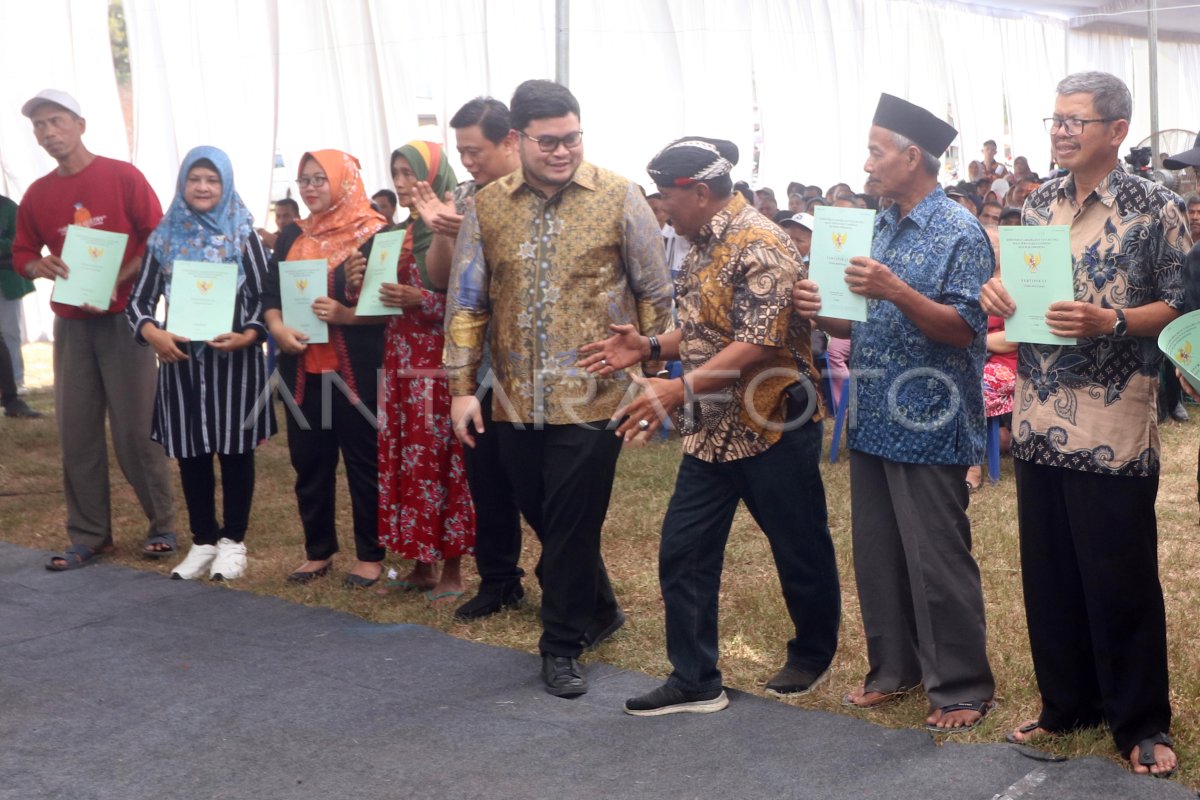 Penyerahan sertifikat PTSL di Kediri | ANTARA Foto