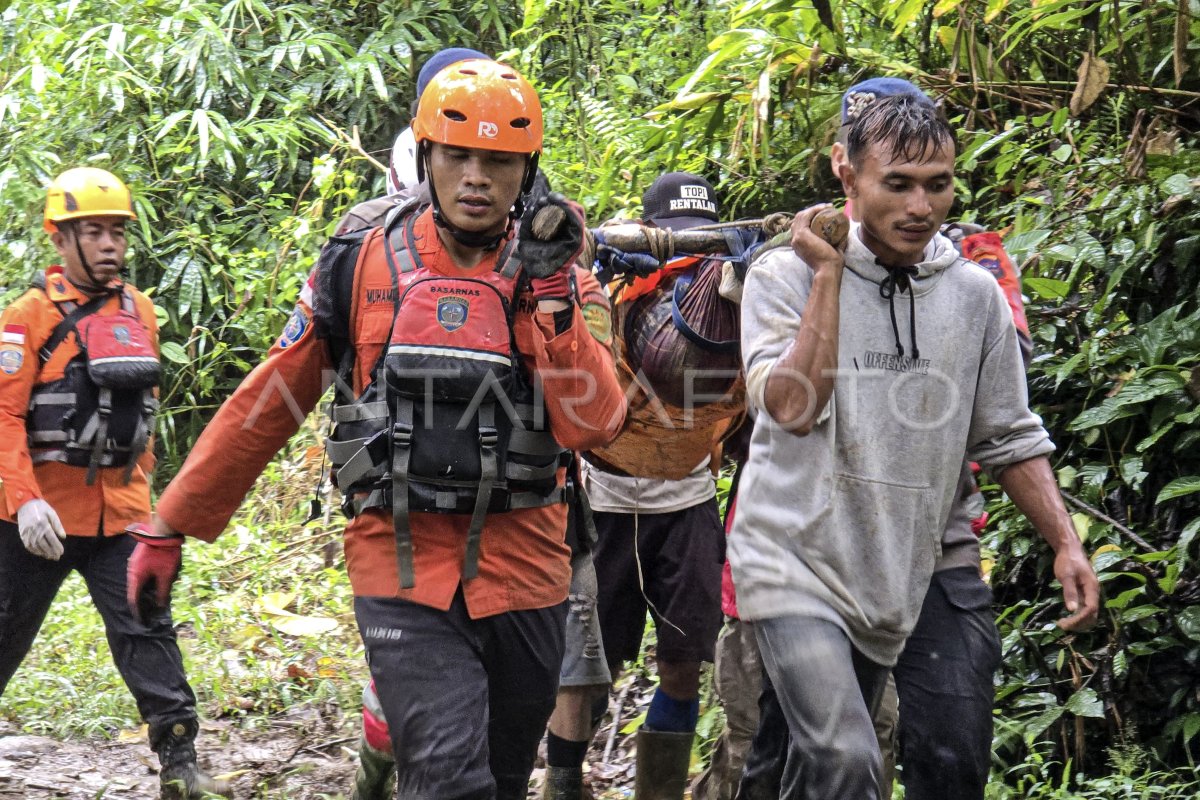 Evakuasi korban longsor tambang emas ilegal | ANTARA Foto