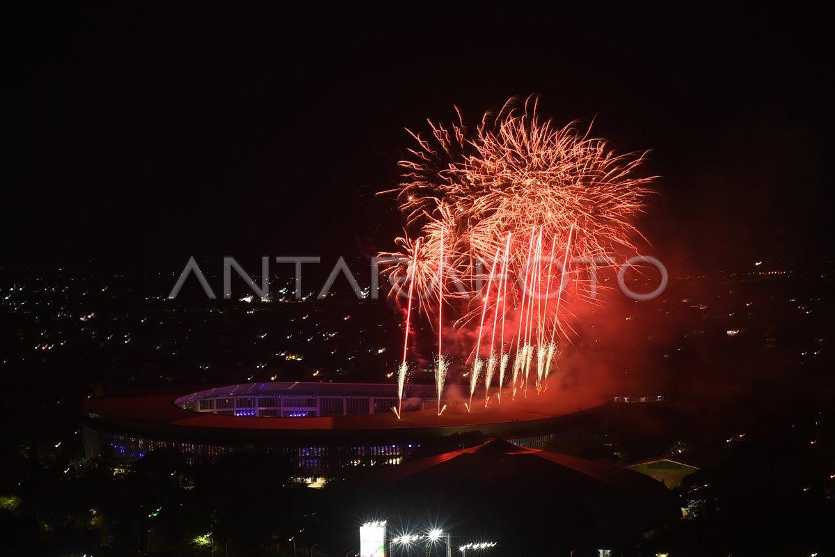 Pesta kembang api pembukaan Peparnas XVII Solo 2024 | ANTARA Foto