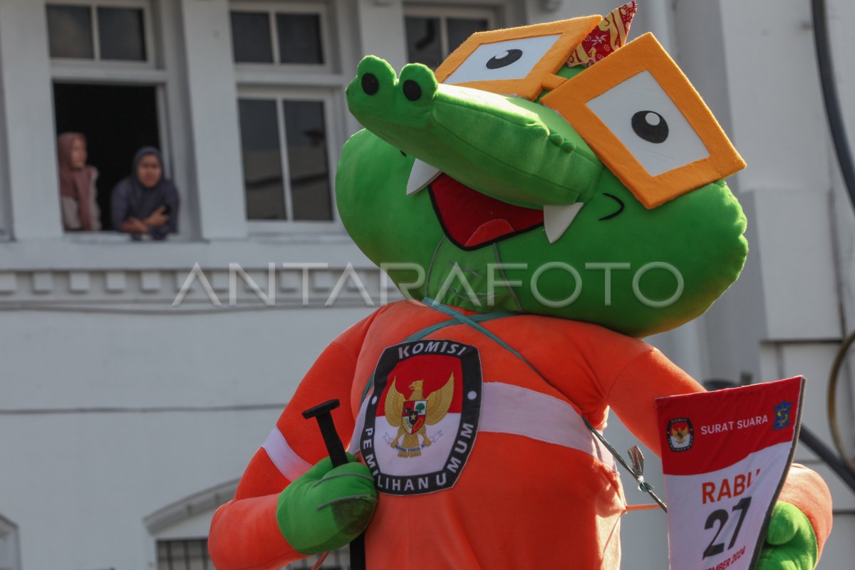 Kirab maskot Pilkada 2024 di Surabaya | ANTARA Foto