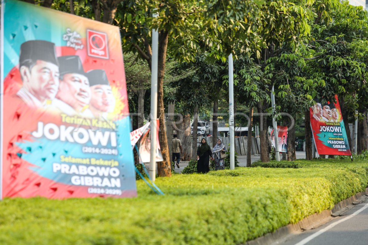 Spanduk ucapan terima kasih kepada Jokowi | ANTARA Foto Spanduk ucapan terima kasih kepada Jokowi | ANTARA Foto