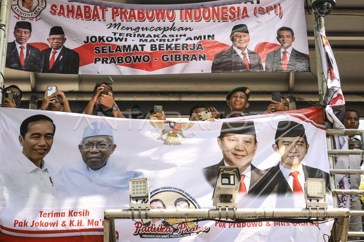 Antusias warga menonton pelantikan Prabowo-Gibran | ANTARA Foto