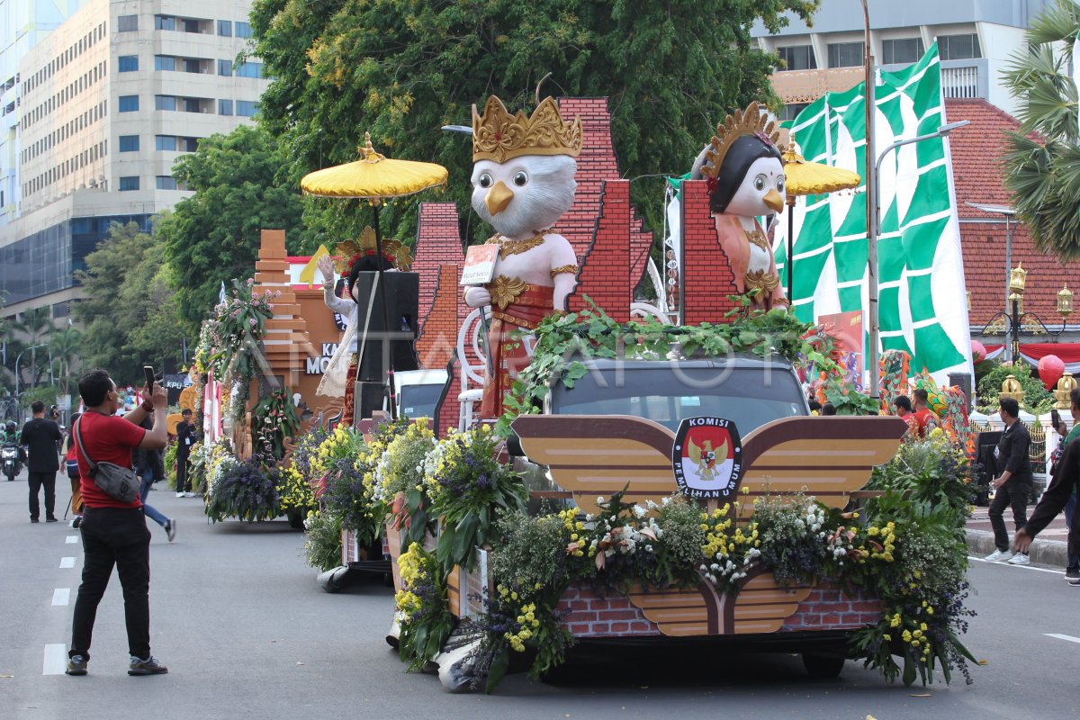 Puncak kirab maskot Pilkada 2024 di Surabaya | ANTARA Foto