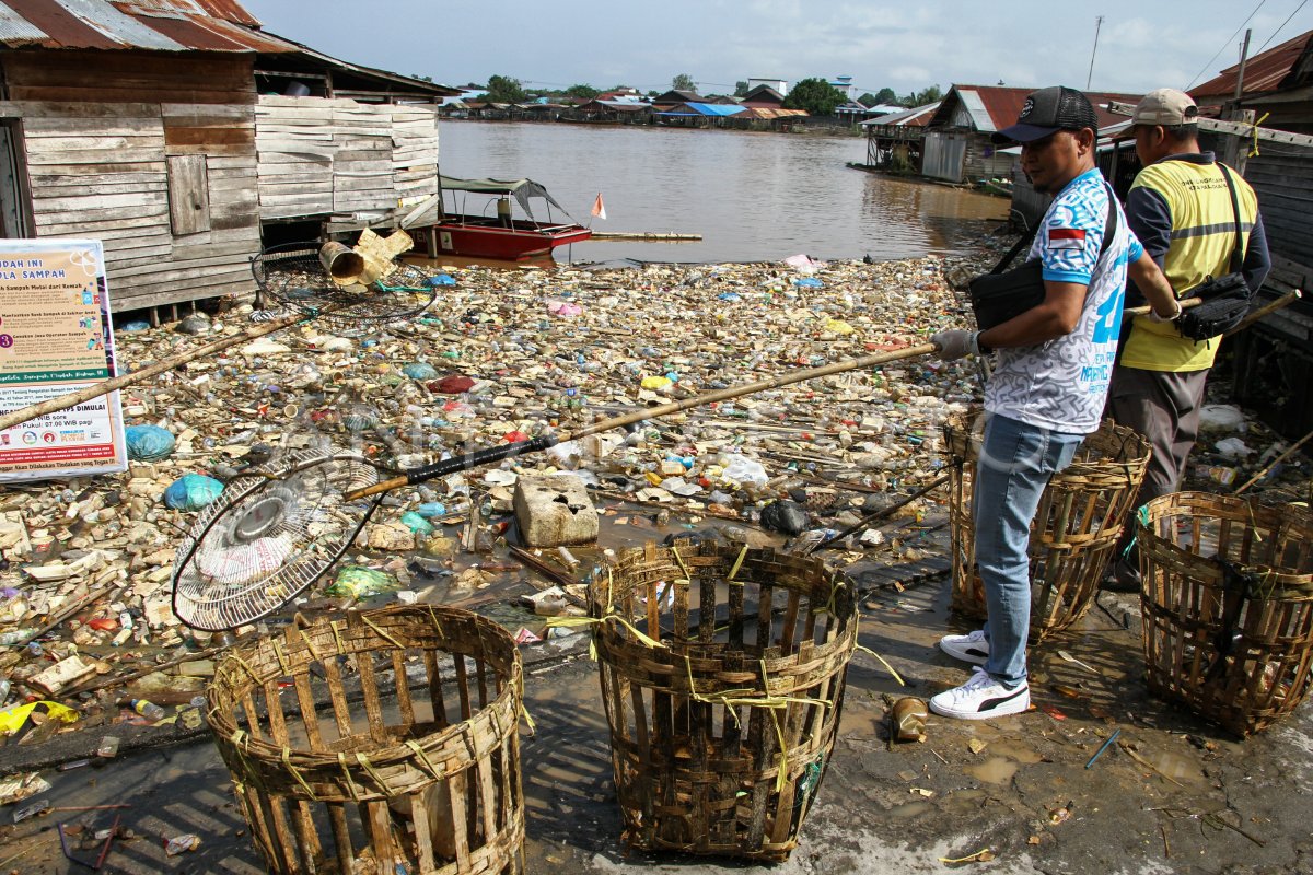 Aksi bersih sampah di daerah aliran Sungai Kahayan | ANTARA Foto