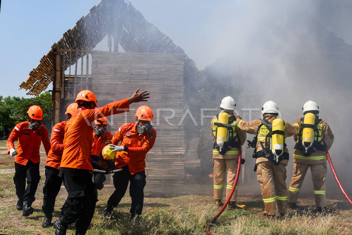 Simulasi dan pelatihan penanggulangan kebakaran di Madiun | ANTARA Foto Simulasi dan pelatihan penanggulangan kebakaran di Madiun | ANTARA Foto