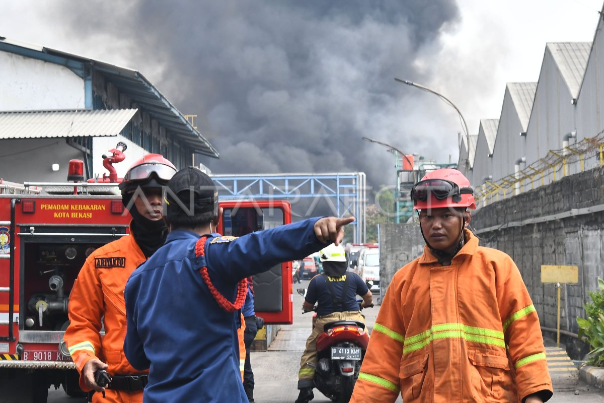 Kebakaran pabrik di Bekasi | ANTARA Foto