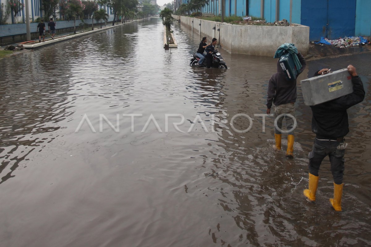 Banjir rob di Muara Baru | ANTARA Foto