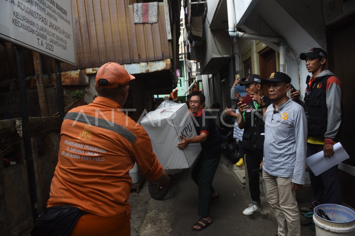 Distribusi logistik Pilkada di Jakarta | ANTARA Foto