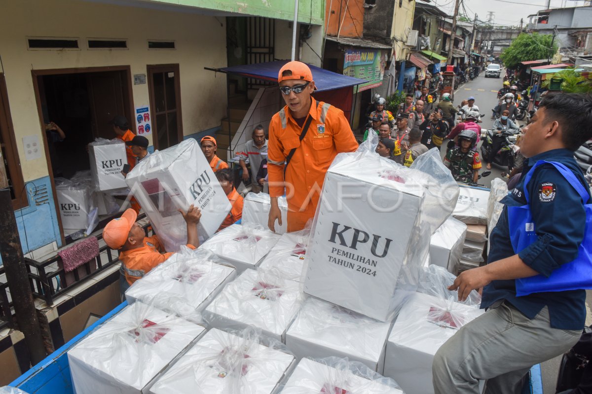 Distribusi logistik Pilkada di Jakarta | ANTARA Foto