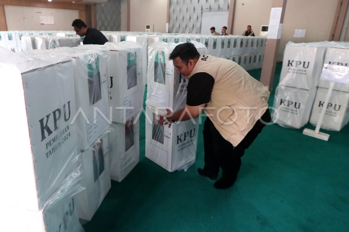 Distribusi logistik Pilkada Kota Banda Aceh | ANTARA Foto Distribusi logistik Pilkada Kota Banda Aceh | ANTARA Foto