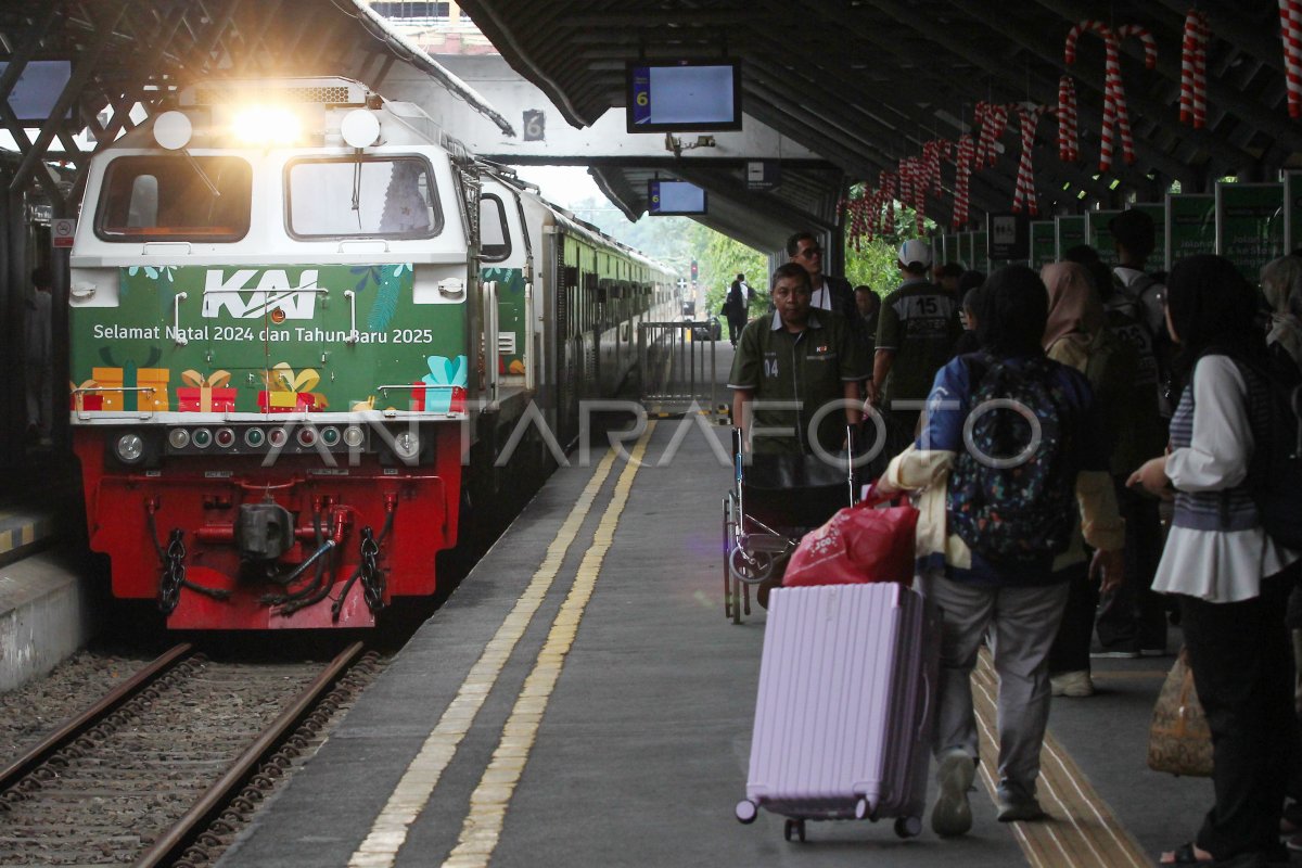 Tiket penumpang KA masa Natal 2024 dan Tahun Baru 2025 | ANTARA Foto