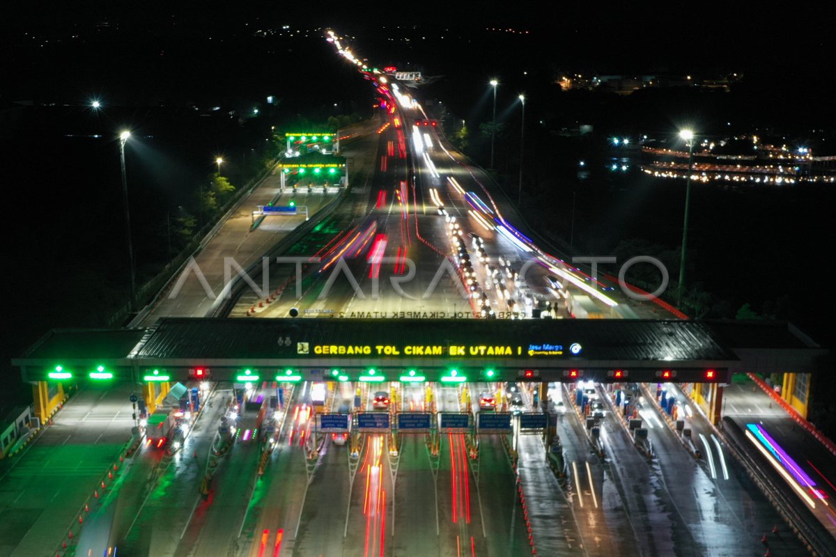 Arus kendaraan di Gerbang Tol Cikampek Utama | ANTARA Foto
