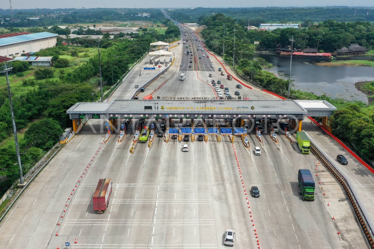 Arus kendaraan di gerbang Tol Cikampek Utama | ANTARA Foto