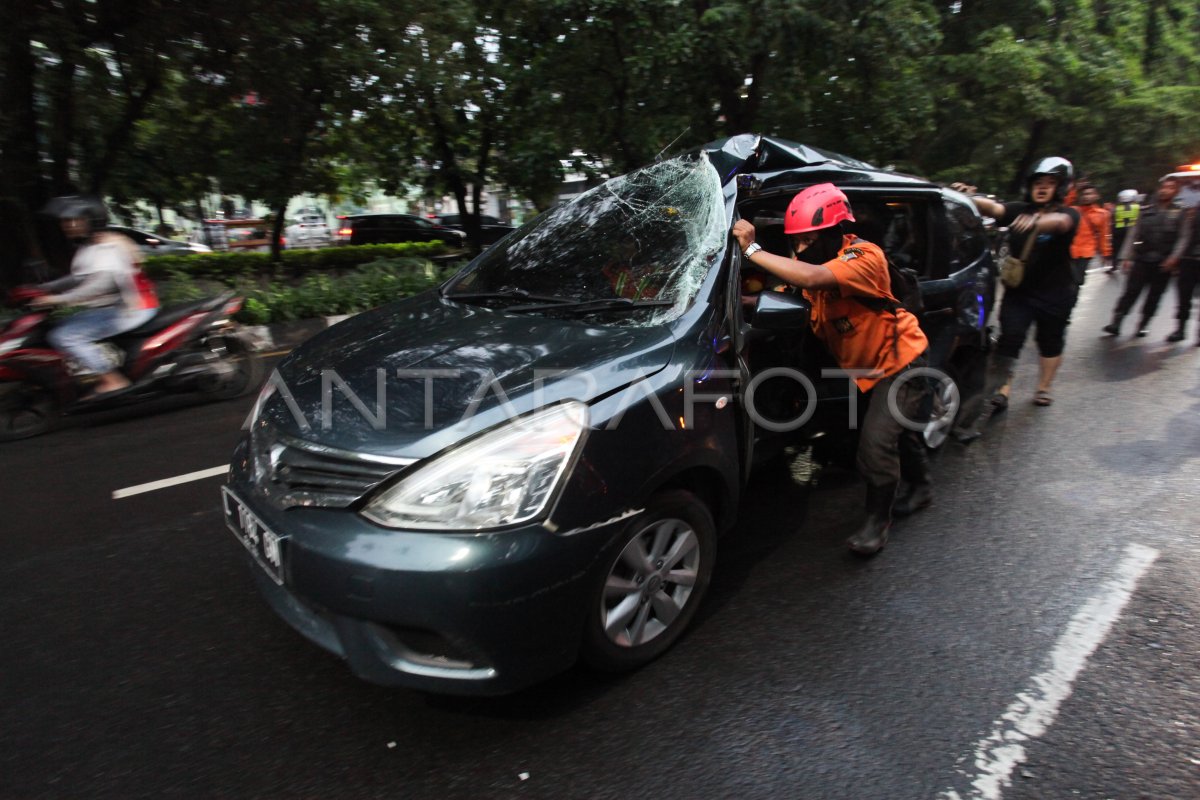 Kecelakaan beruntun di Surabaya | ANTARA Foto