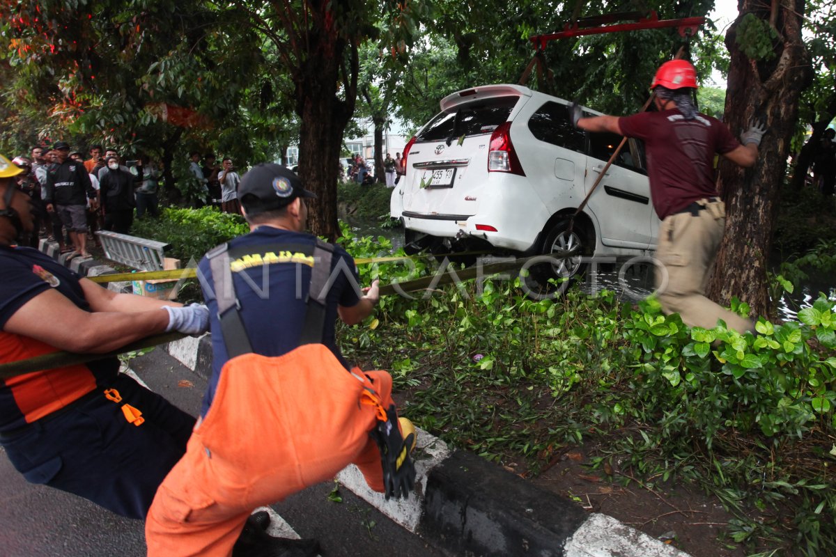Kecelakaan beruntun di Surabaya | ANTARA Foto