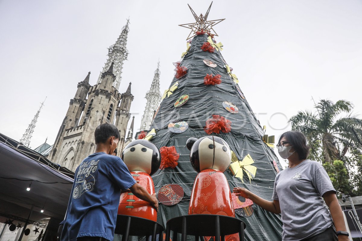 Persiapan Gereja Katedral Jakarta jelang Hari Raya Natal 2024 | ANTARA Foto