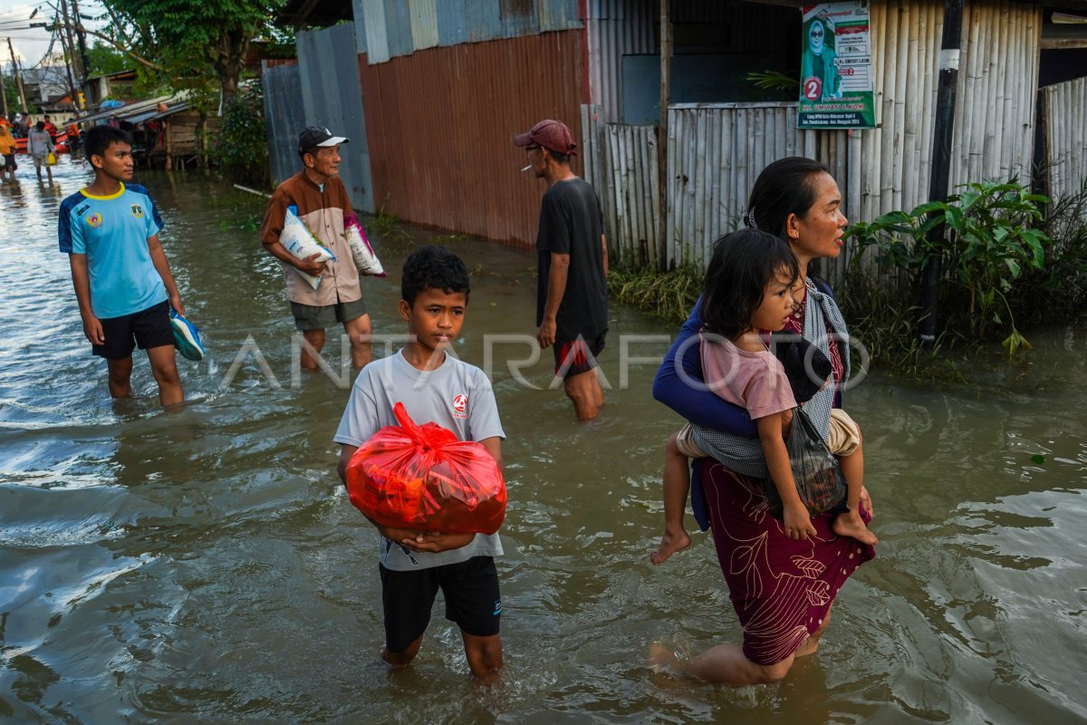Pengungsi korban banjir di Makassar | ANTARA Foto