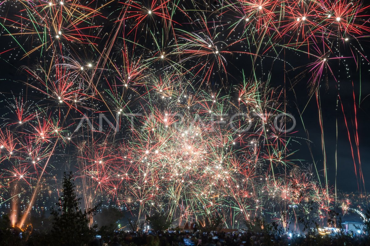Pesta kembang api Tahun Baru 2025 di Palu | ANTARA Foto