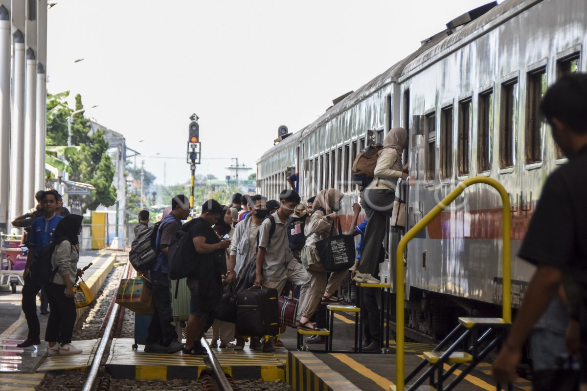 Arus balik penumpang KA di Stasiun Tasikmalaya | ANTARA Foto