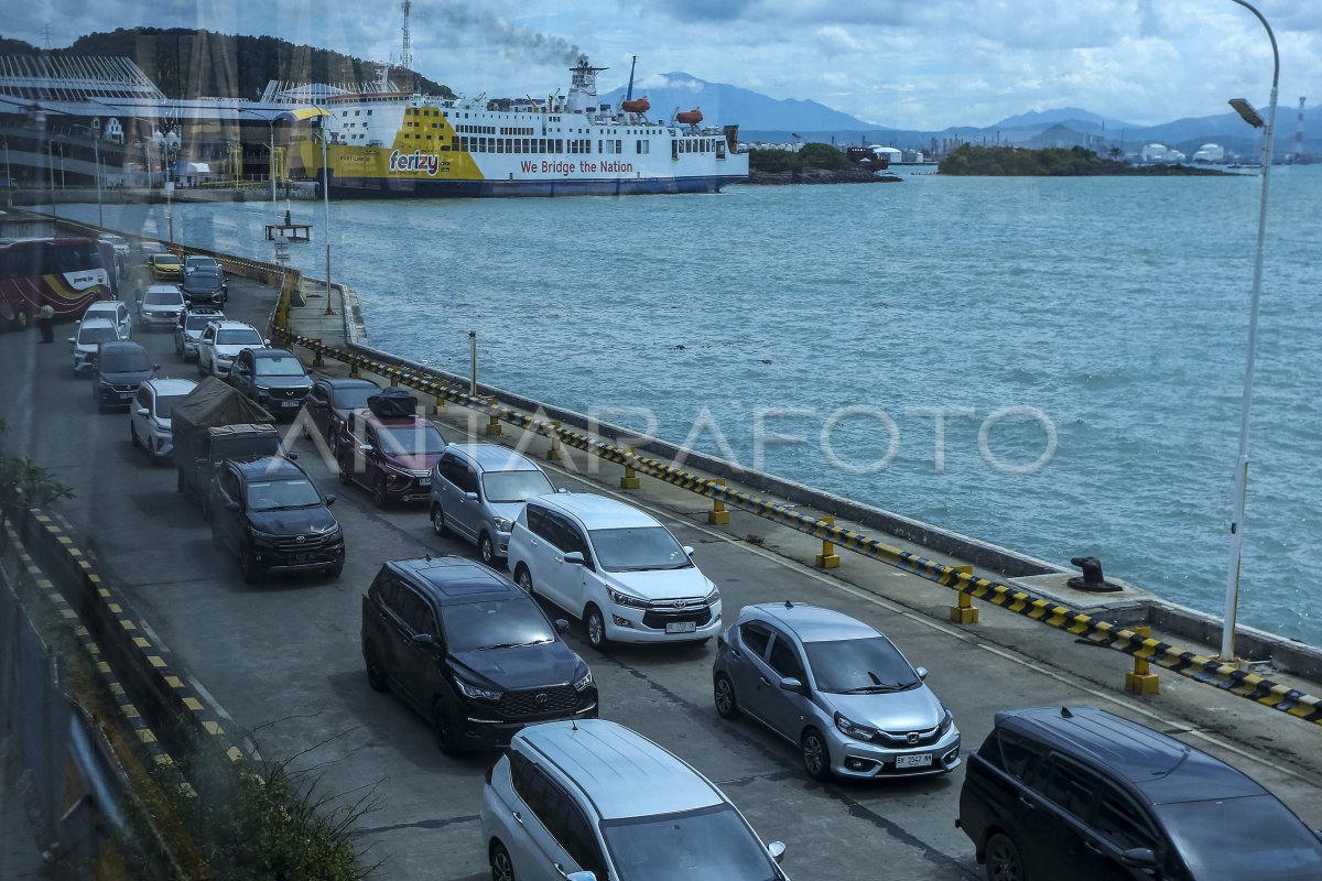 Antisipasi kepadatan penumpang dan kendaraan di Pelabuhan Merak | ANTARA Foto