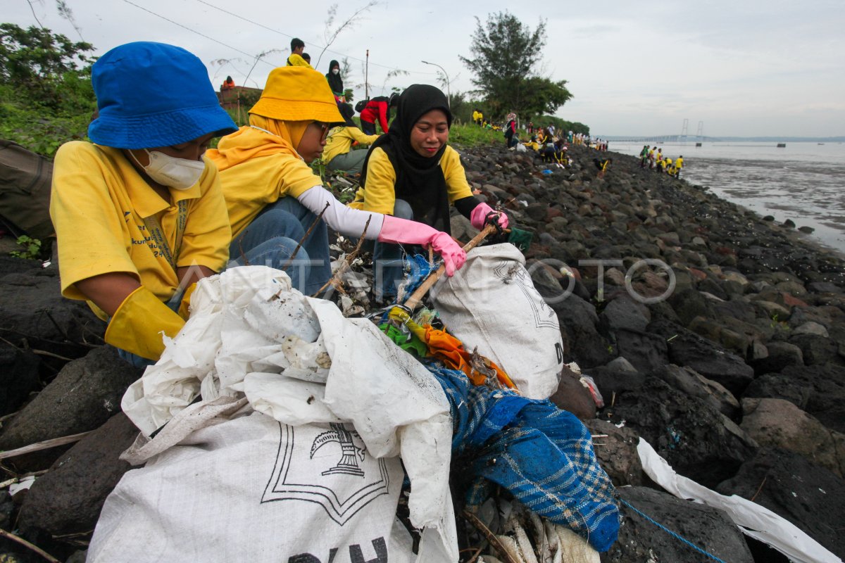 Aksi bersih-bersih pantai di Surabaya | ANTARA Foto