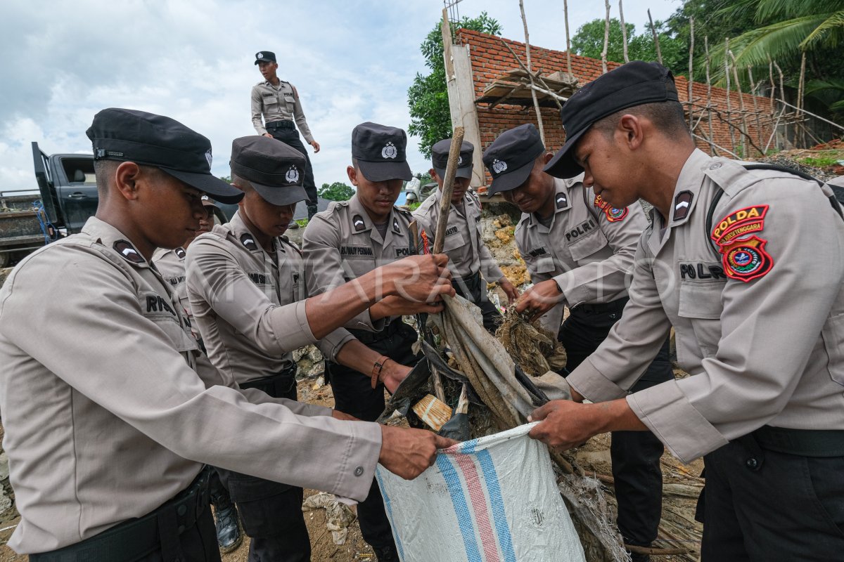 Aksi bersih-bersih pantai di pesisir Konawe | ANTARA Foto