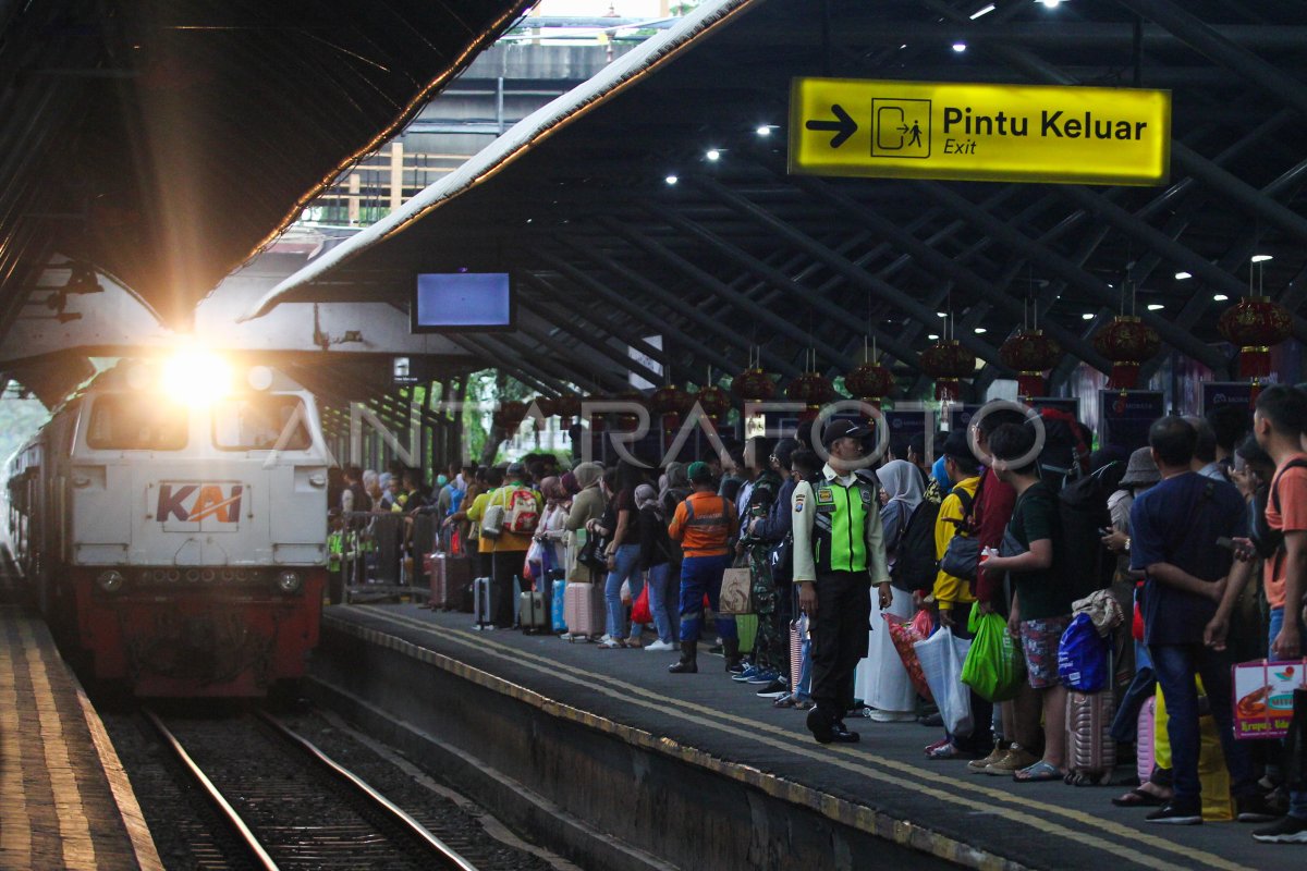 Penumpang KA jelang libur panjang Isra Miraj dan Imlek | ANTARA Foto